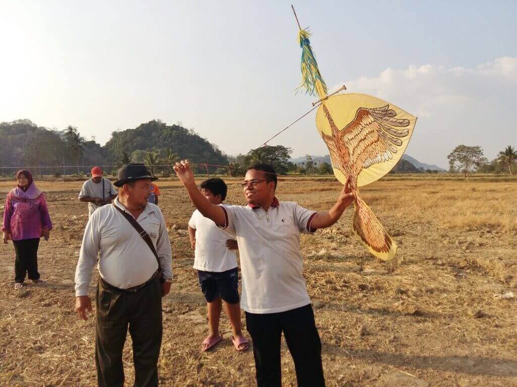 Tradisi Bermain Wau Diteruskan Walaupun Cuaca Panas - Malaysiaaktif