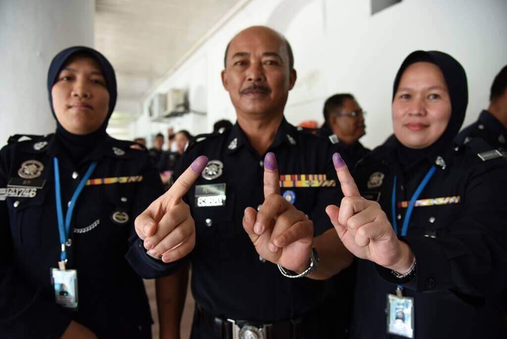 [VIDEO] Anggota Keselamatan Keluar Undi Awal Hari Ini - Malaysiaaktif