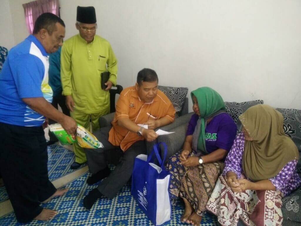 Ziarah Kasih Bantu Dua Beradik Warga Emas - Malaysiaaktif