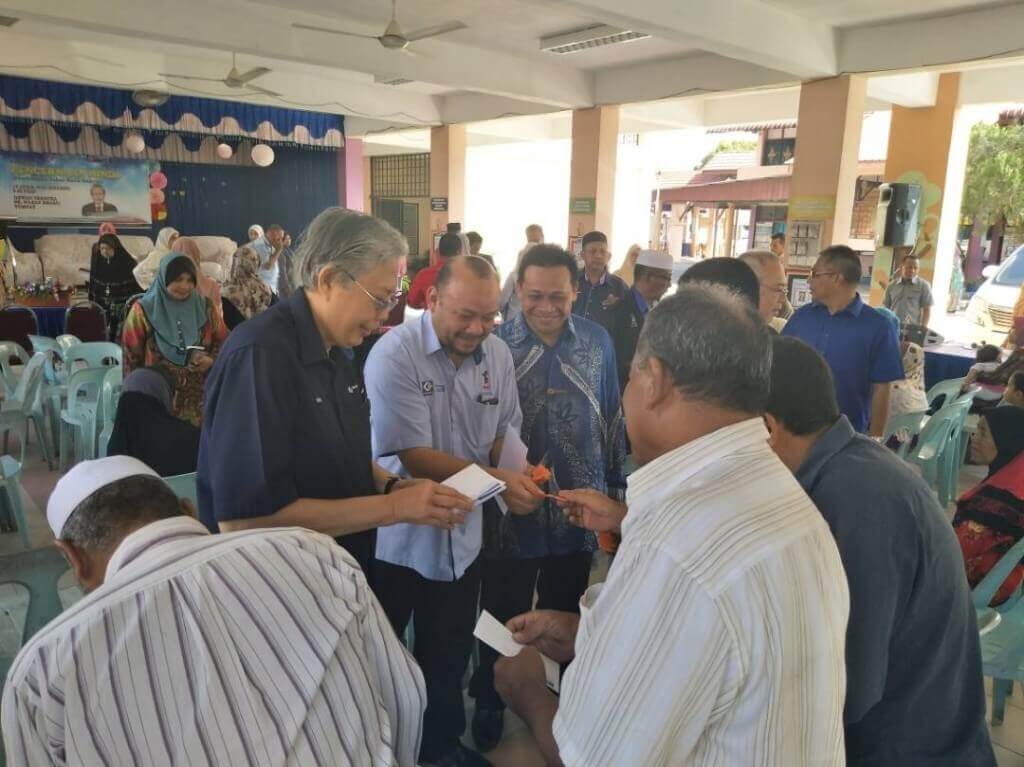 100 Orang Asnaf Terima Bantuan Zakat - Malaysiaaktif