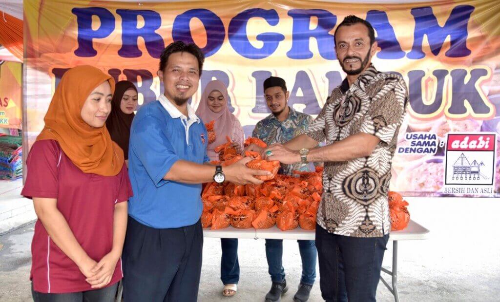 20 Anak Ahli KAPSA Terima Tajaan Jakel Silk House - Malaysiaaktif