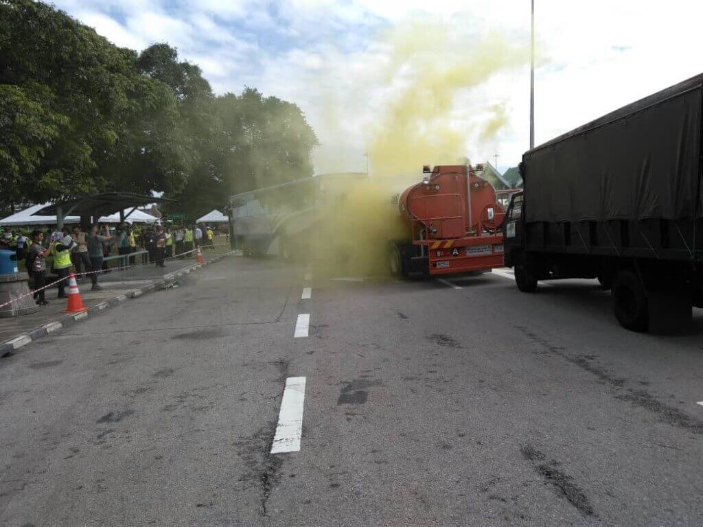 Kemalangan Lori Muatan Bahan Kimia Di Jambatan Pulau Pinang - Malaysiaaktif