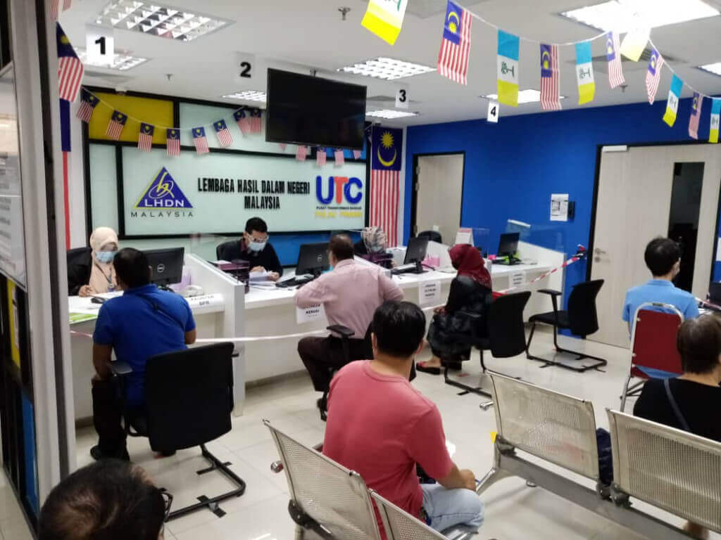 Orang Ramai Serbu LHDN Di UTC Komtar Untuk BPR 2021 - Malaysiaaktif