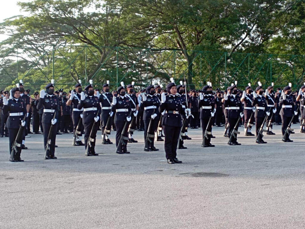 Anggota Wanita Ketuai Perbarisan Hari Polis IPD Gombak - Malaysiaaktif