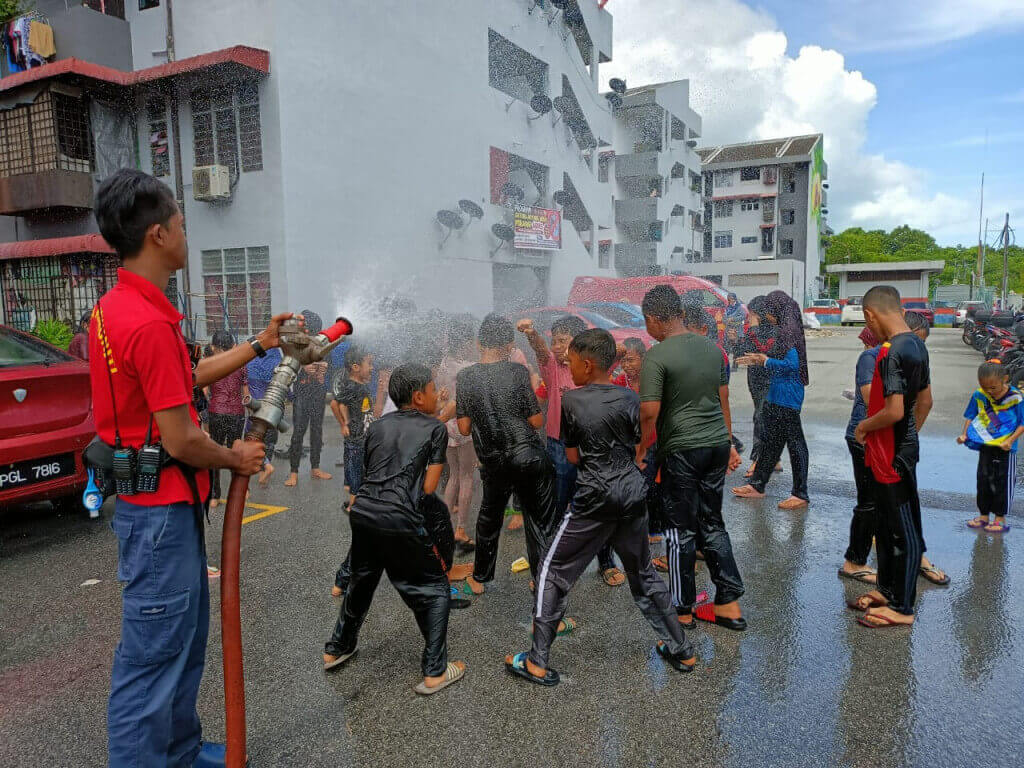 Kanak-kanak Teruja Mandi Air Bomba Sempena Hari Denggi Asean 2022 ...