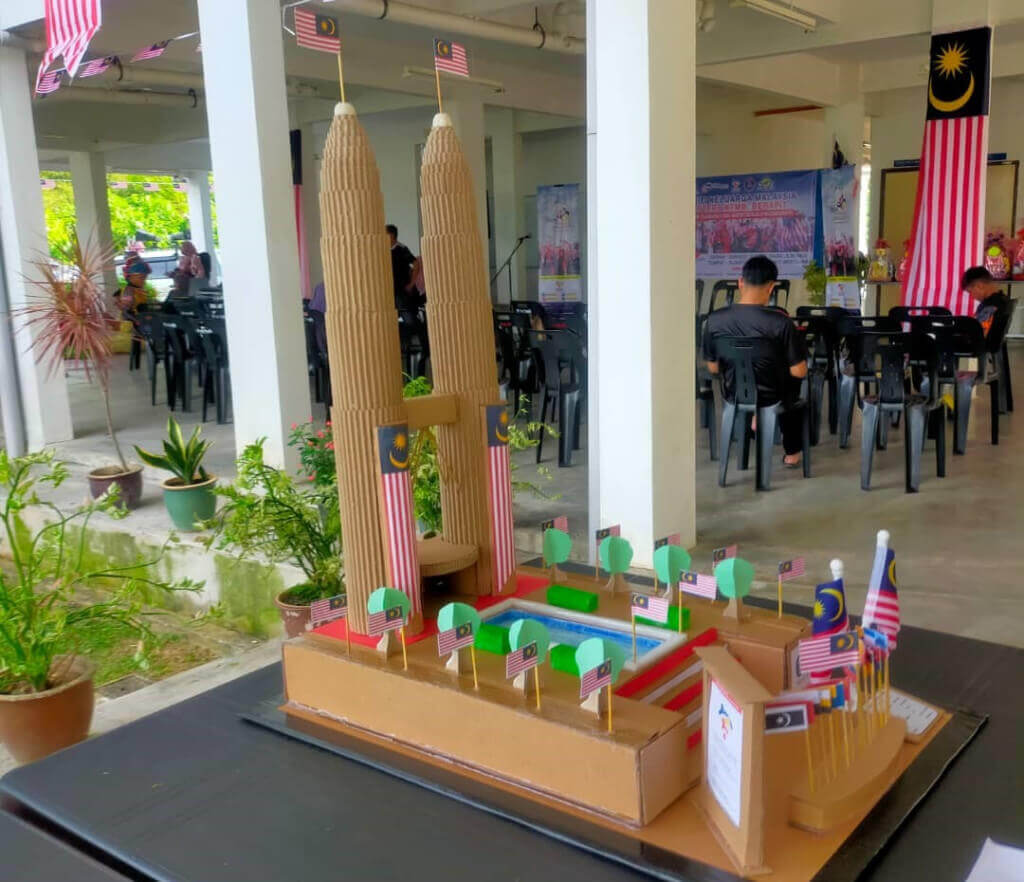 Replika Mercu Tanda Semarakkan Sambutan Hari Kebangsaan - Malaysiaaktif