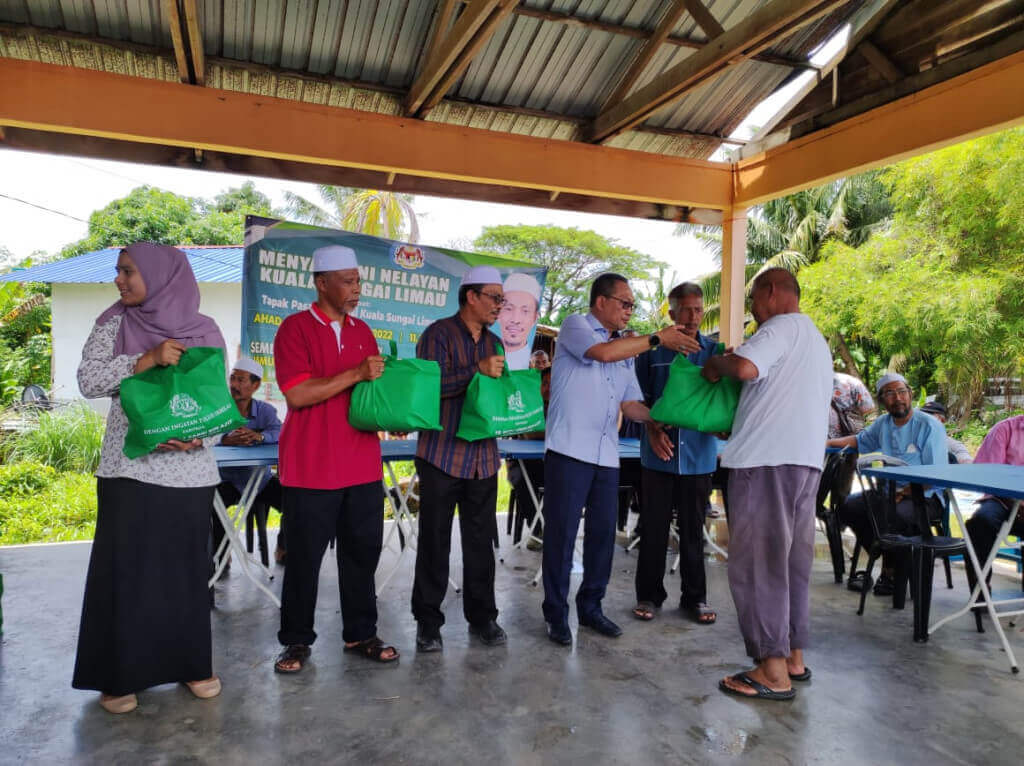 AhliI Parlimen Bantu Ringankan Beban Nelayan - Malaysiaaktif
