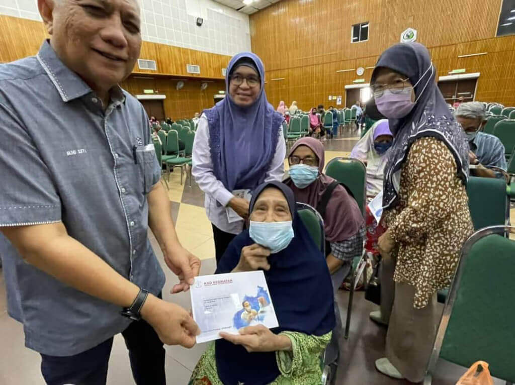 Lagi Warga Emas Di Bentong Terima Kad Kesihatan - Malaysiaaktif