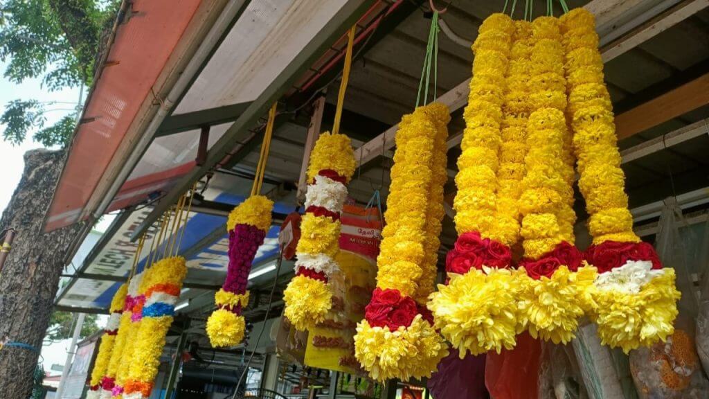 Bunga Malai Simbol Hormat Bukan Pemujaan - Malaysiaaktif