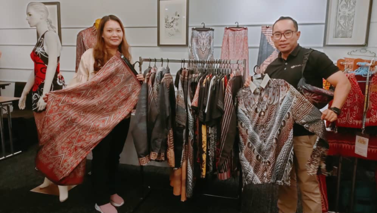 Pakaian Motif Sarawak Kontemporari Borneo Native Curi Perhatian ...