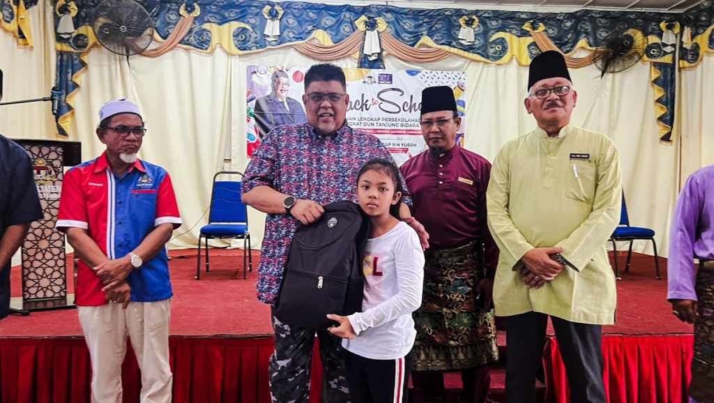 Anak-Anak Tanjung Bidara Terima Sumbangan Kelengkapan Sekolah ...