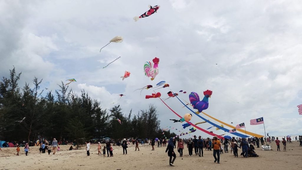 KIKF Tarikan Negara Luar Ke Pantai Tanjung Kembang Kabong - Malaysiaaktif