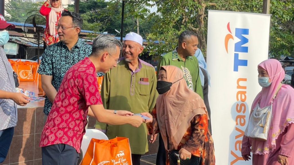 Fahmi Fadzil Santuni 500 Penghuni PPR Kerinchi - Malaysiaaktif