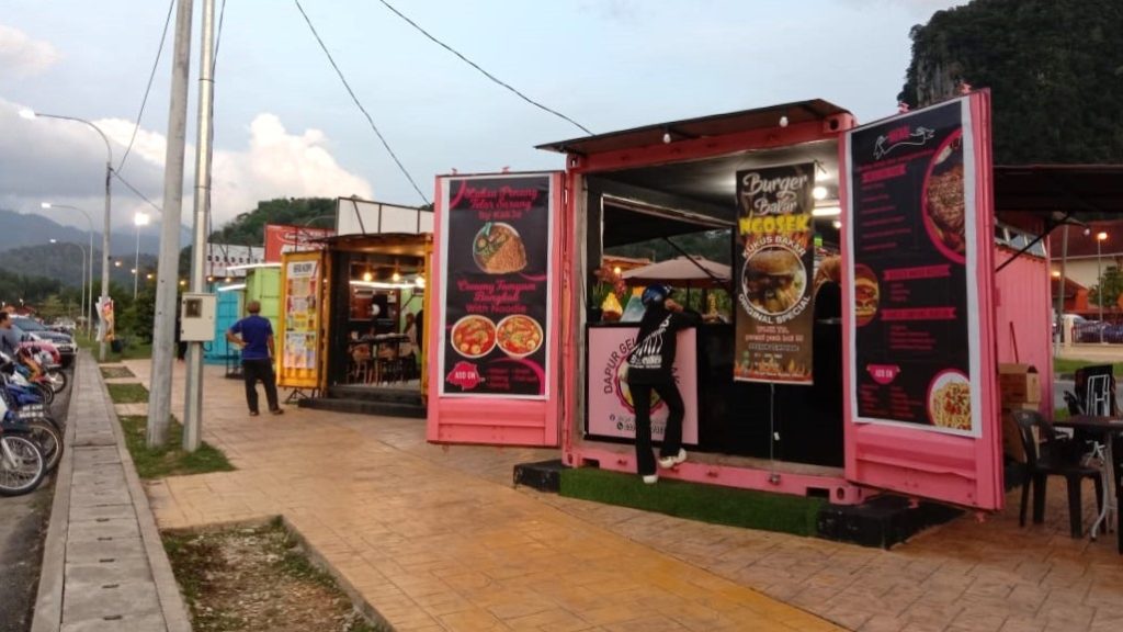 Gerai Kabin Berwarna-warni Tarik Minat Pengunjung - Malaysiaaktif