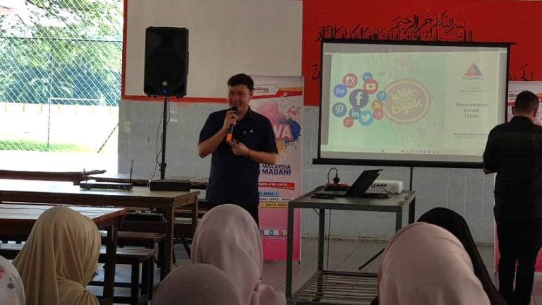 Klik Dengan Bijak Didik Pelajar Berkomunikasi Secara Matang - Malaysiaaktif