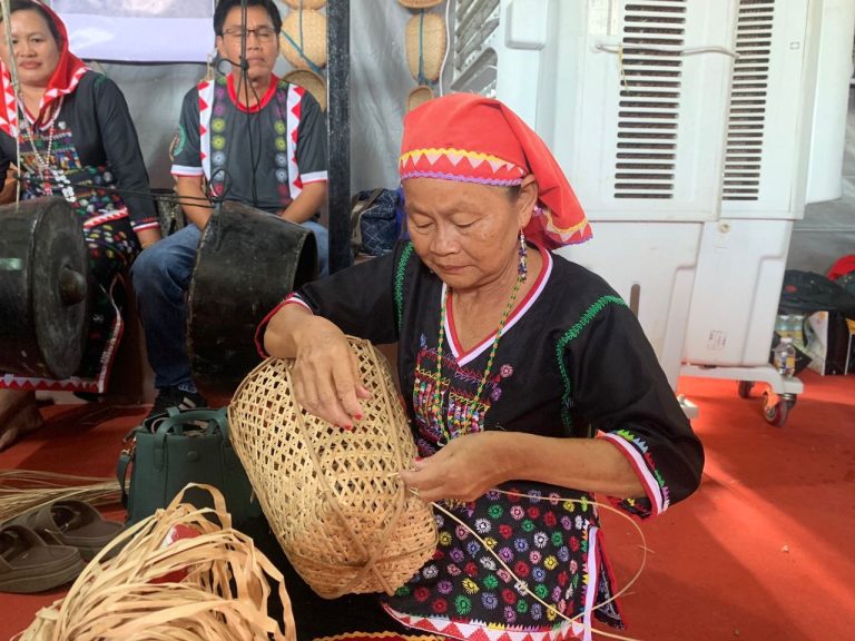 Warga Emas Gigih Pertahan Tradisi Anyaman Bakul Rotan - Malaysiaaktif