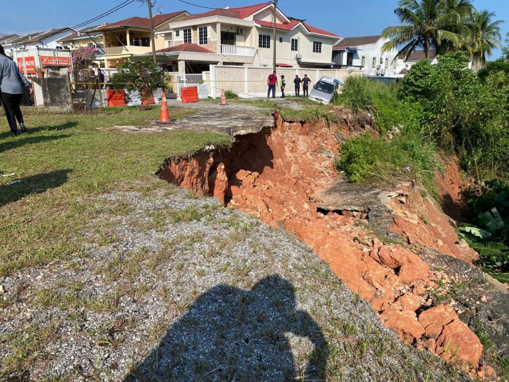 Cerun Taman Bukit Rawang Jaya Runtuh, Rumah Selamat Didiamii ...