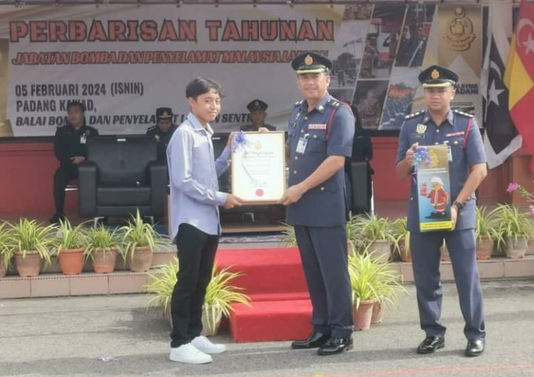 Anak Wakil Ayah Terima Anugerah Hero Bomba - Malaysiaaktif