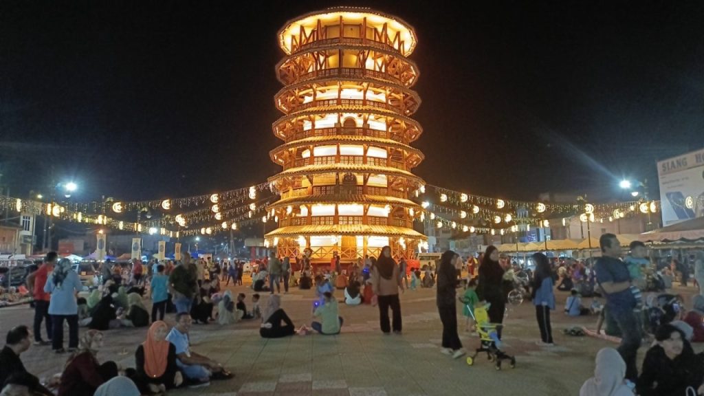 Menara Condong Jadi Tumpuan Malam Minggu - Malaysiaaktif