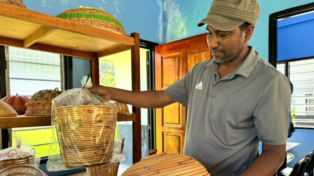 Lelaki Orang Asli Suku Semai Raih Pendapatan Hasil Kraftangan Rotan Dan ...