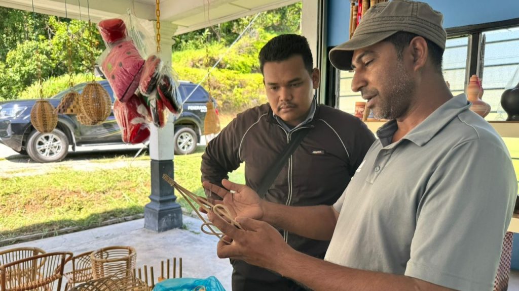 Lelaki Orang Asli Suku Semai Raih Pendapatan Hasil Kraftangan Rotan Dan ...
