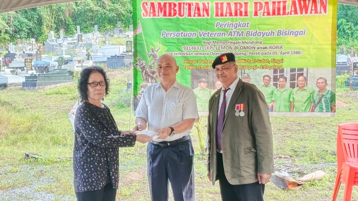 Kalungan Bunga Hari Pahlawan Kenangkan Kembali Pengorbanan Mendiang ...