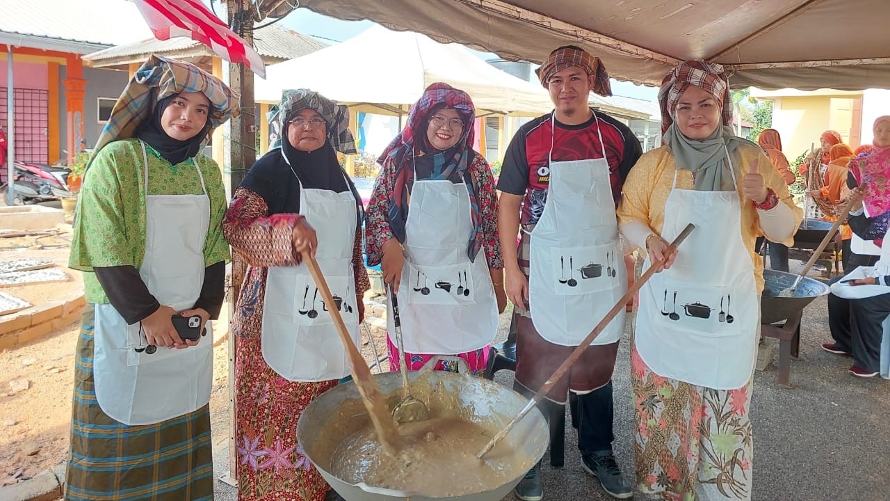 Anak Muda Belajar Resepi Turun Temurun Bubur Asyura - Malaysiaaktif