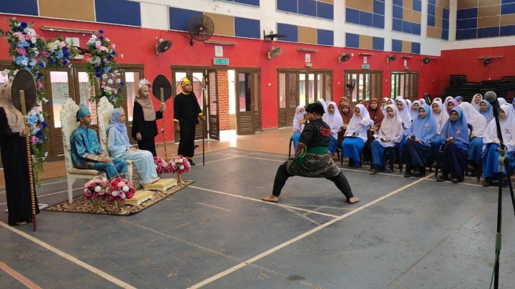 Simulasi Perarakan Diraja Dan Pencak Silat Curi Tumpuan Pelajar Kelab Malaysiaku SMK Pak Badol ...