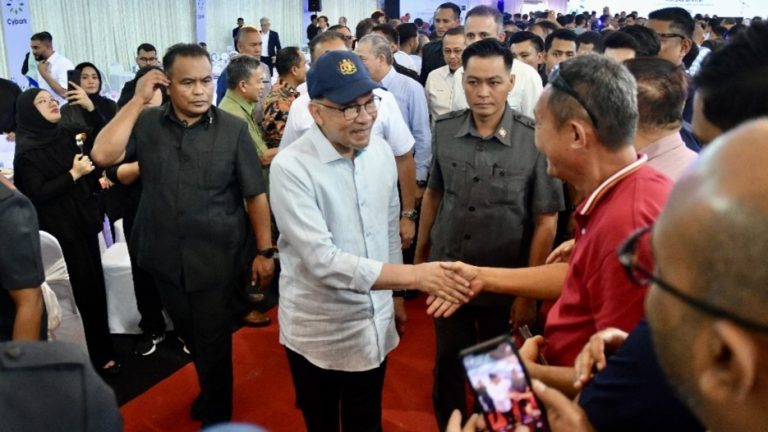 Perdana Menteri Seru Teroka Teknologi Baharu Tenaga Solar - Malaysiaaktif