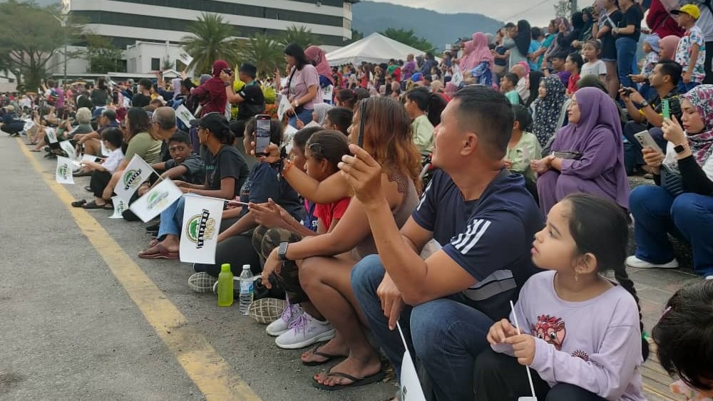 Pian, Rambai Meriahkan Perarakan Komuniti Taiping - Malaysiaaktif