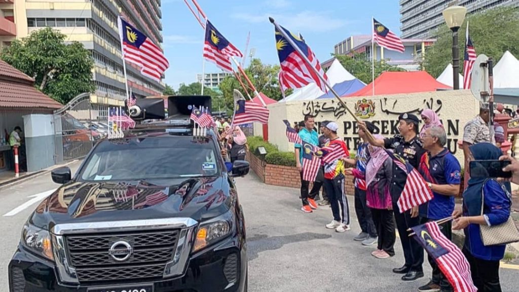 Demonstrasi T-Baton PDRM Kontinjen Terengganu Tarik Minat Pengunjung ...