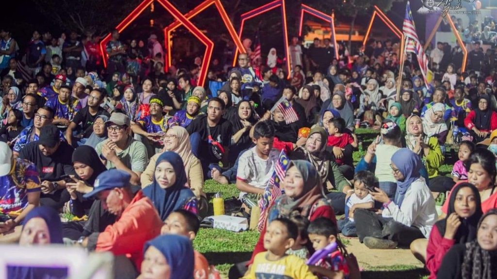 Rakyat Melaka Membanjiri Dataran Orang Kampung Sambut Ambang Merdeka ...