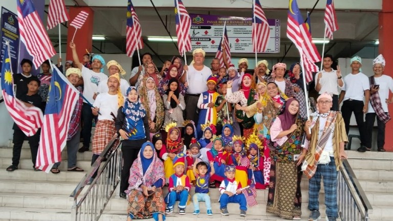 Laungan Merdeka Dan Lagu Patriotik Bergema Sekitar Pasar Tasek Raja ...