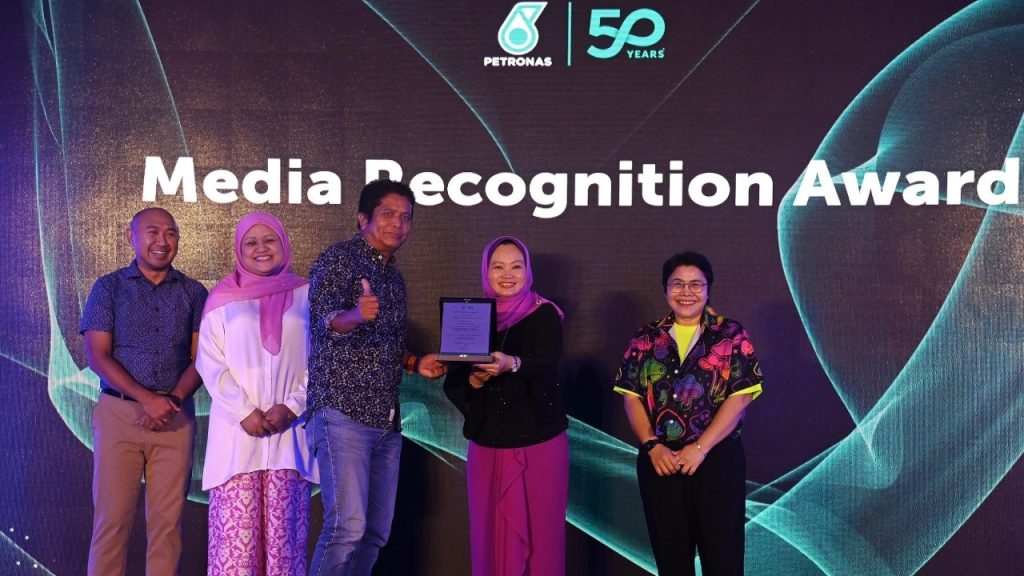 Media Sarawak Sebagai Jambatan Komunikasi Antara Masyarakat Dengan ...