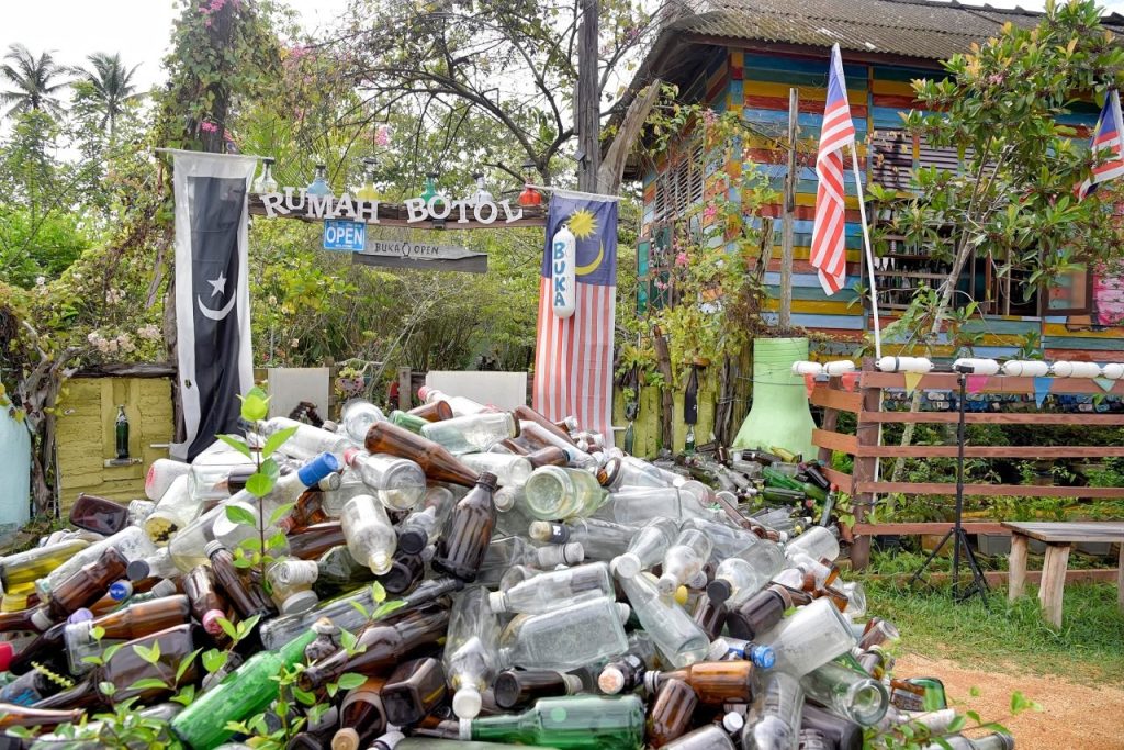 Hobi Unik Pesara Tentera Kumpul Lebih 15,000 Botol - Malaysiaaktif