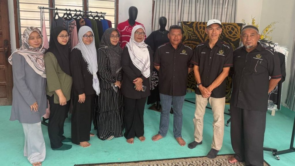 Batik Kampung Sitiawan: Warisan Seni Yang Semakin Berkembang Di Perak ...
