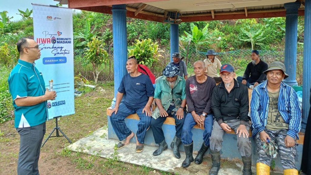 Komuniti Kampung Kubor Datu Berganding Bahu Bersihkan Perkuburan ...