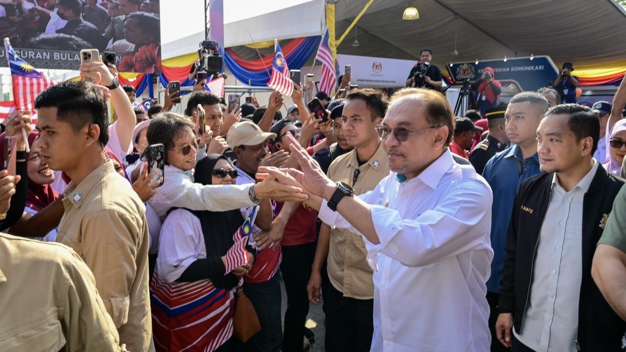 Anwar Turun Menyantuni Rakyat Muar - Malaysiaaktif