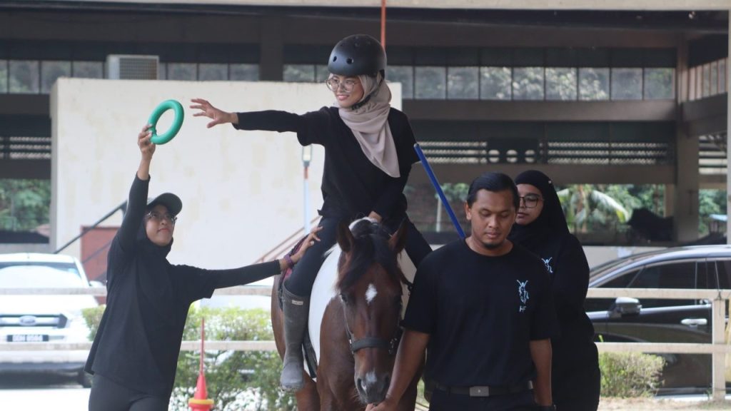 Hipoterapi Kuda Medium Penyembuh Pesakit Neurologi Kanak-Kanak Istimewa - Malaysiaaktif