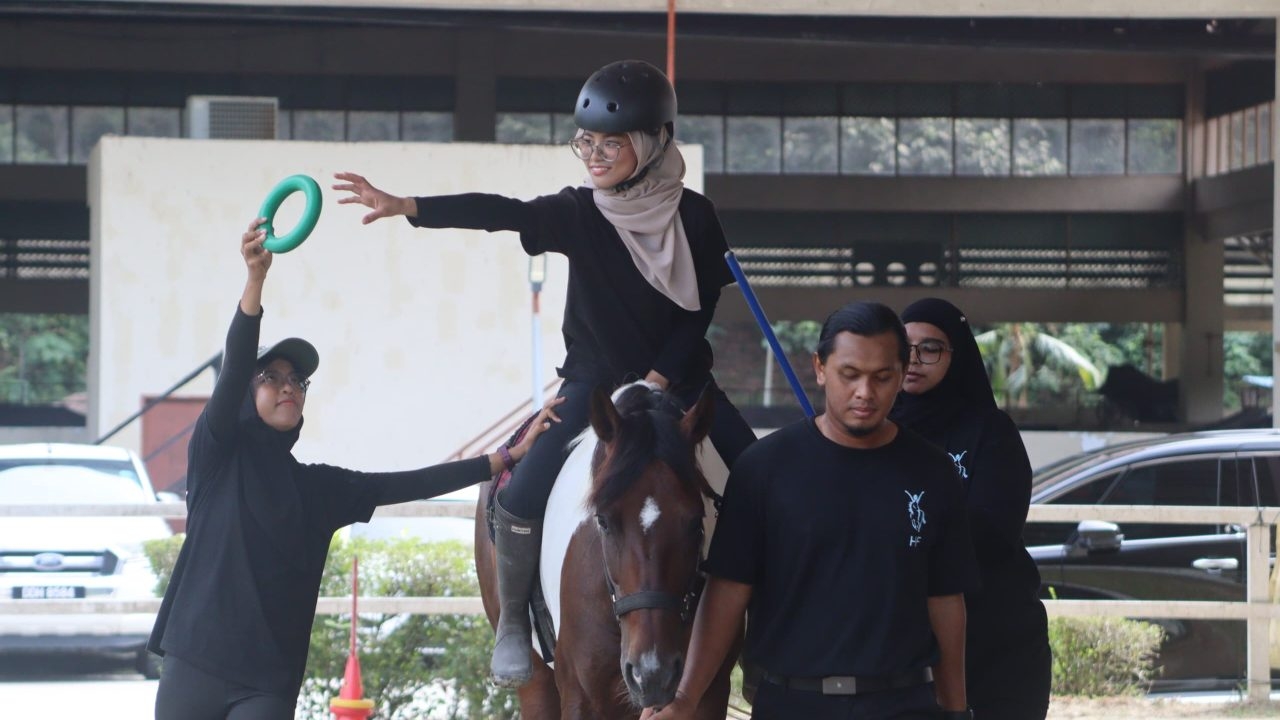 Hipoterapi Kuda Medium Penyembuh Pesakit Neurologi Kanak-Kanak Istimewa - Malaysiaaktif
