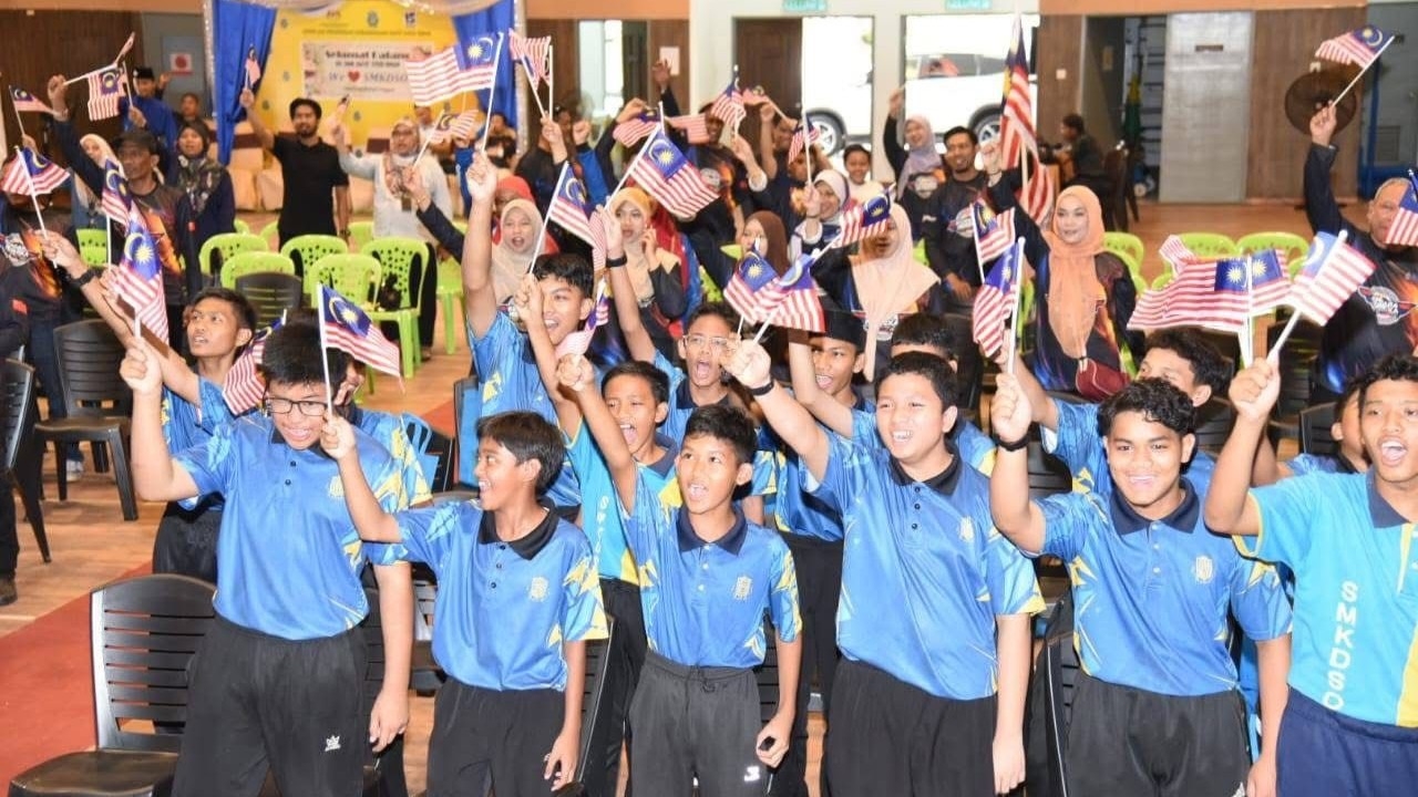 Pelajar SMK Syed Omar Teruja Sambut Deruan Konvoi KMJG 2025 - Malaysiaaktif