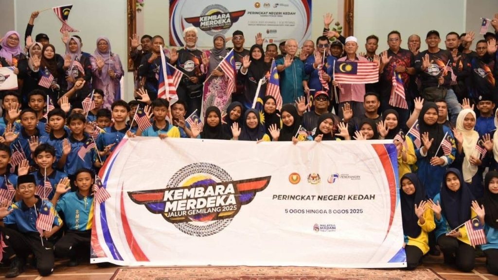 Pelajar SMK Syed Omar Teruja Sambut Deruan Konvoi KMJG 2025 - Malaysiaaktif