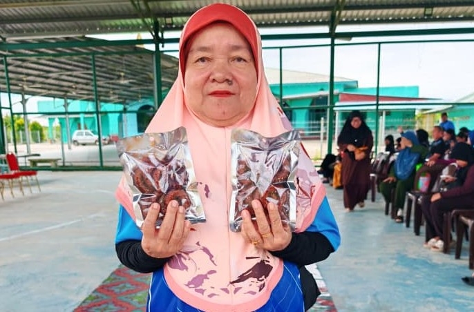 Dari Dapur Kecil, Kak Bidah Teruskan Legasi Kuih Denderam - Malaysiaaktif