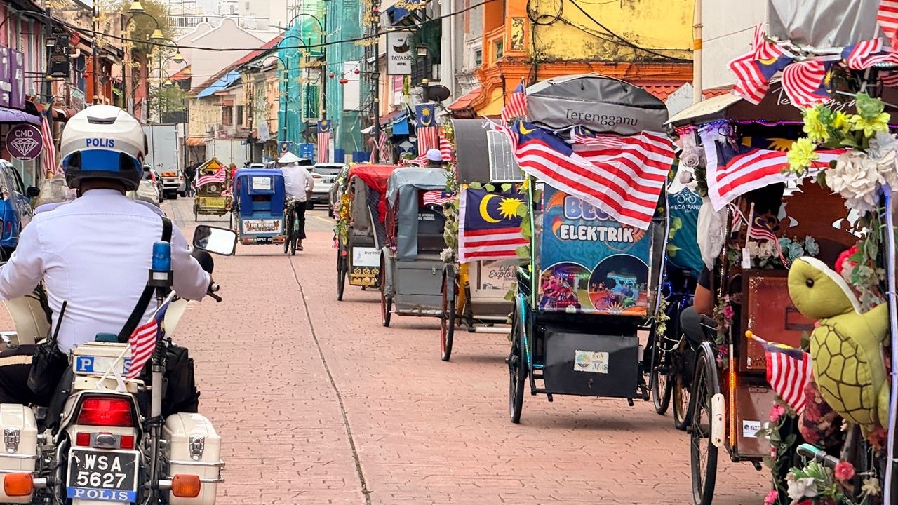 Beca Berhias Warnai Kuala Terengganu, Semarakkan Hari Malaysia 2025 ...
