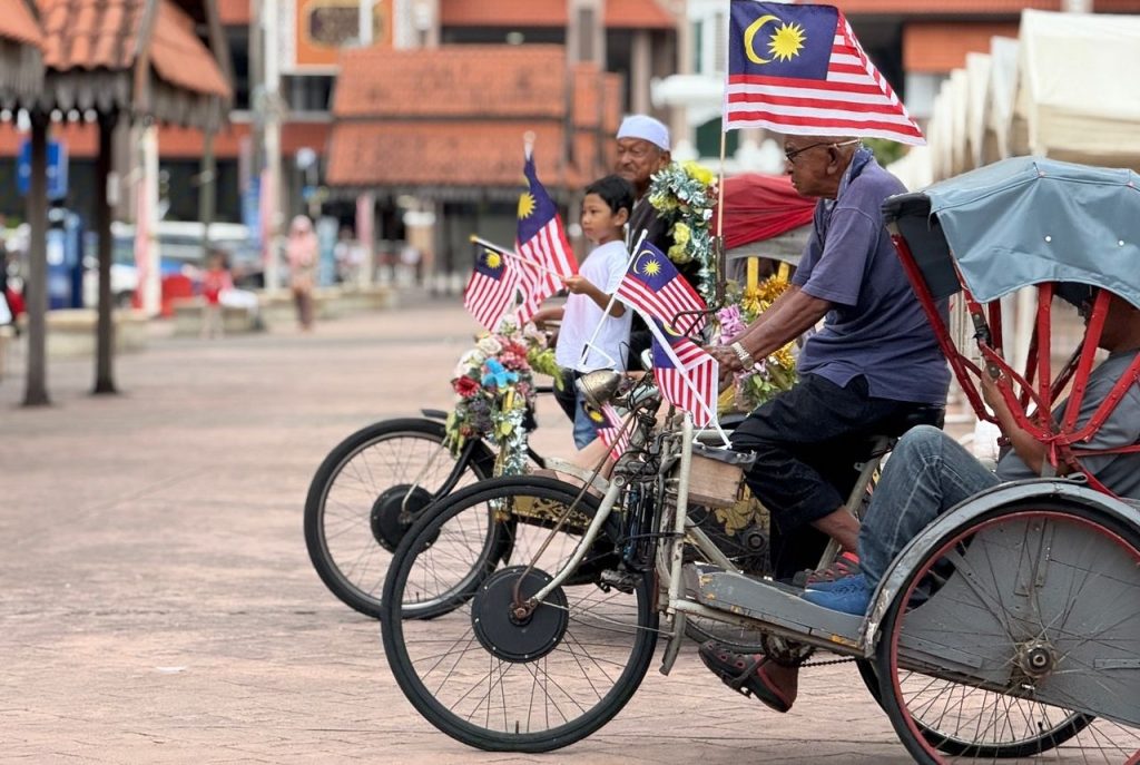 Beca Berhias Warnai Kuala Terengganu, Semarakkan Hari Malaysia 2025 ...