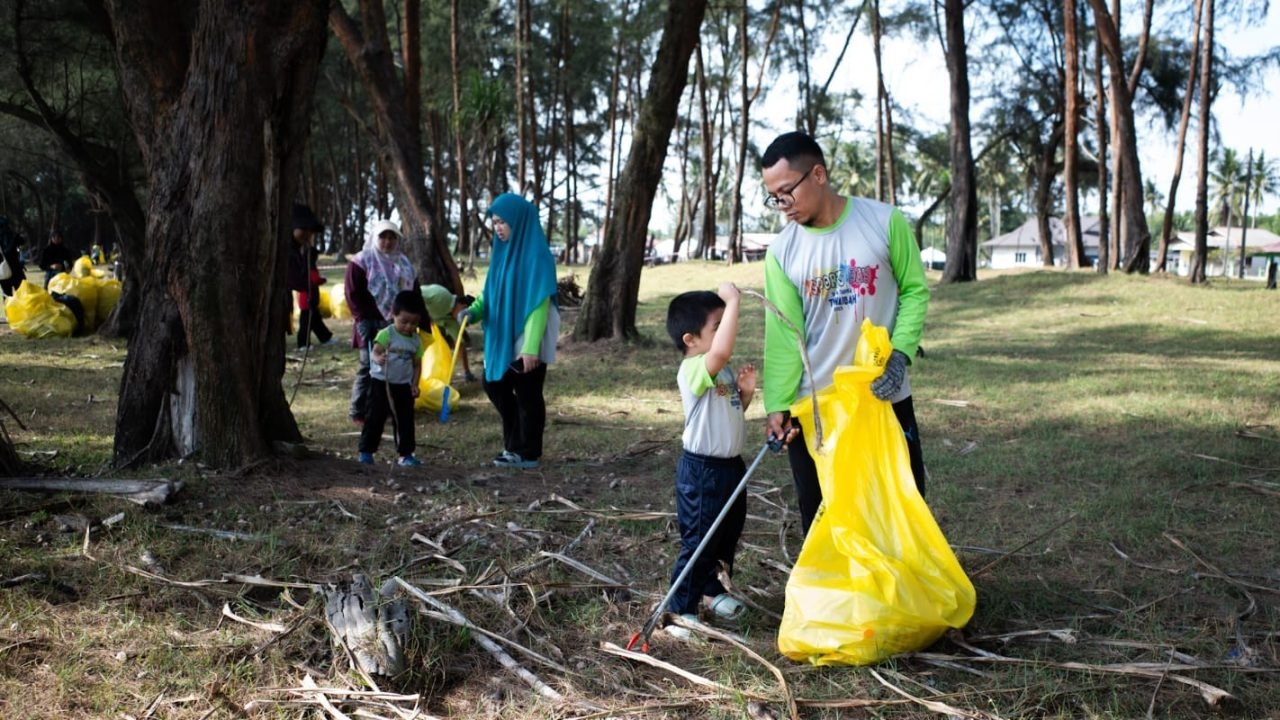 Gotong-Royong Bersihkan Pantai Cipta Kelainan Sambut Hari Malaysia - Malaysiaaktif