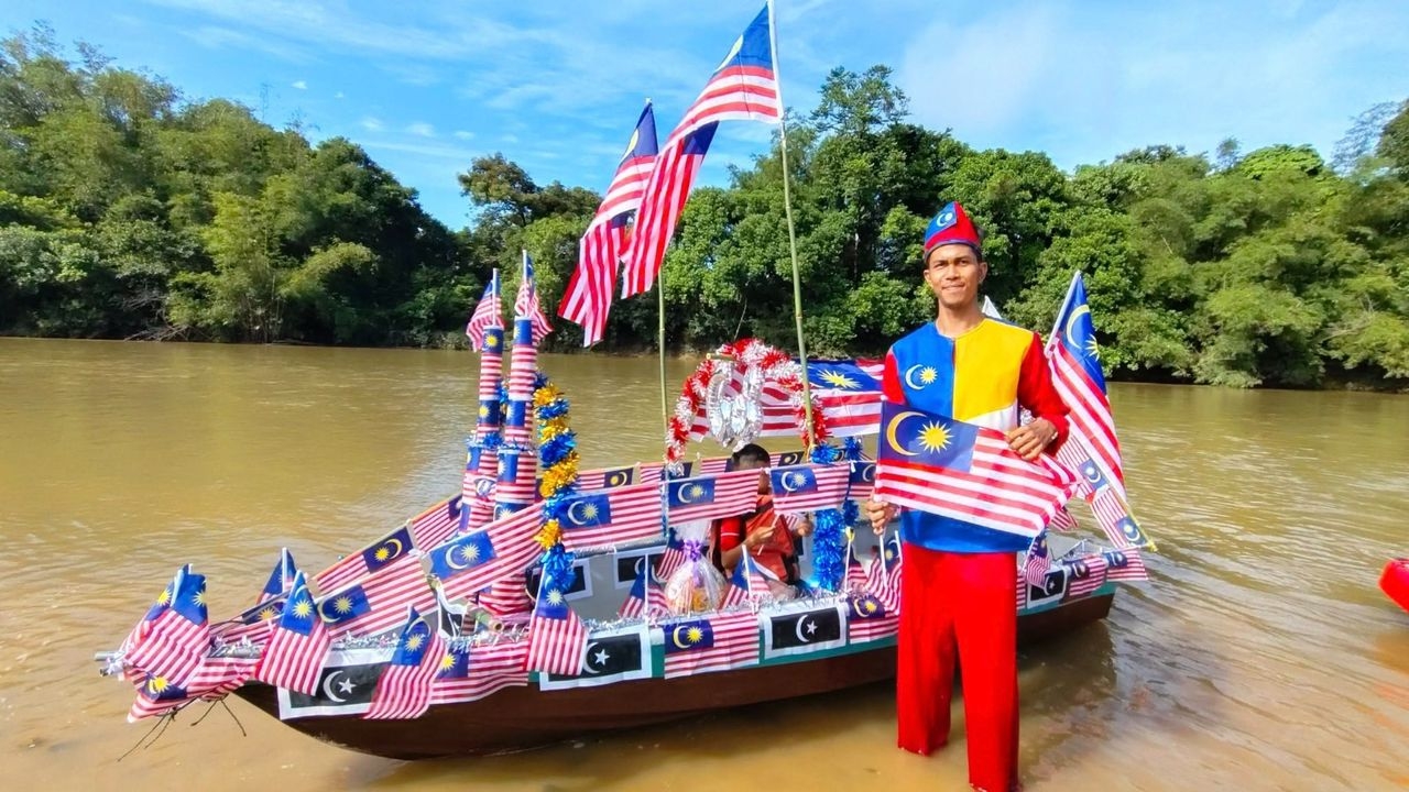 Kayak Merdeka Meriah, Pemuda Kampung Minda Hias Perahu Dengan Jalur ...