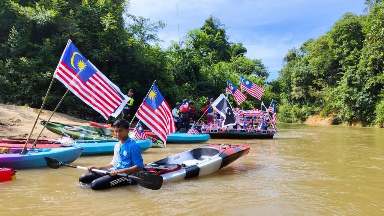Kayak Merdeka Meriah, Pemuda Kampung Minda Hias Perahu Dengan Jalur ...
