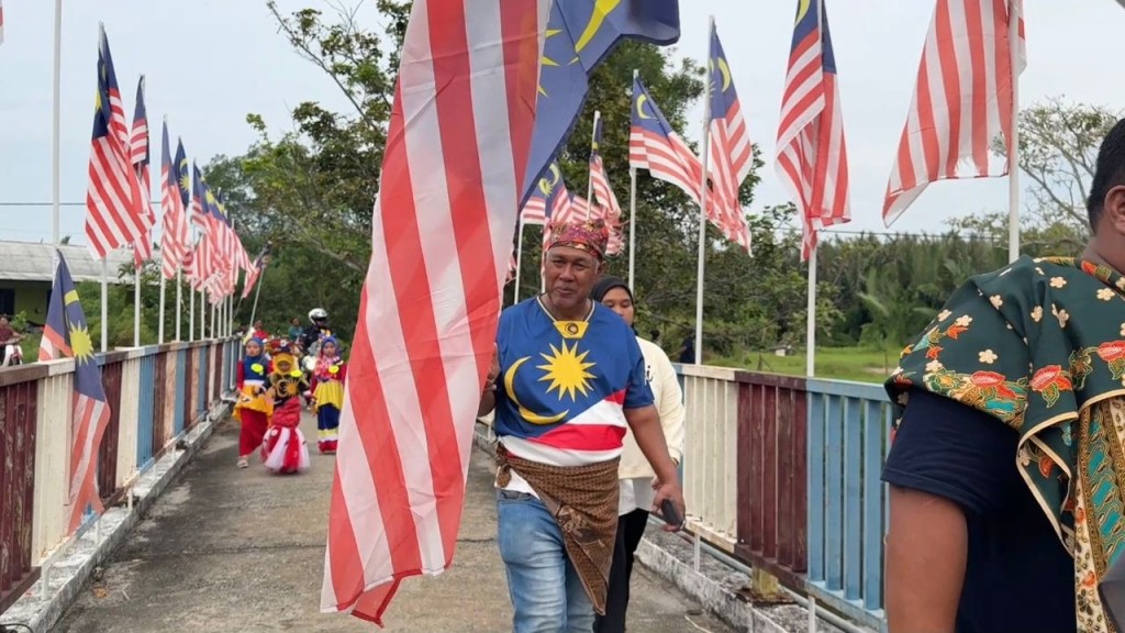 Warna-Warni Batik Meriahkan Fun Walk Merdeka Gong Baru - Malaysiaaktif