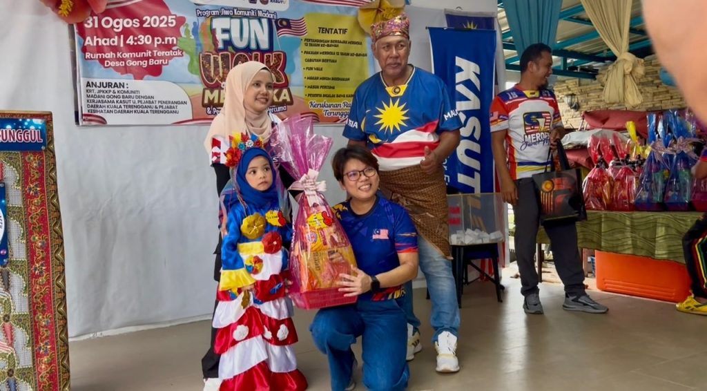 Warna-Warni Batik Meriahkan Fun Walk Merdeka Gong Baru - Malaysiaaktif